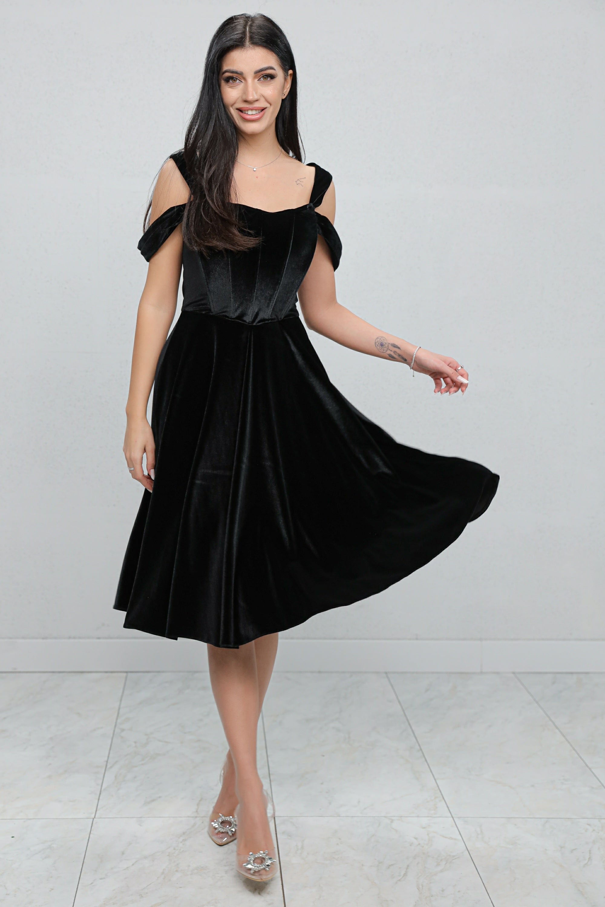 Rochie MBG neagra din catifea cu bust corsetat – MBG Collection